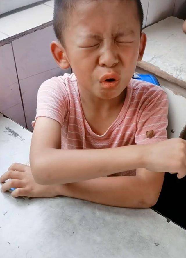 小男孩被女同桌强迫分享动画卡片,委屈到不能说话,老师无法淡定 搜狐大视野 搜狐新闻