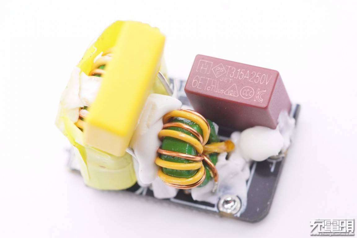 公牛65W 2A1C氮化镓充电器拆解，采用智融SW3510降压协议芯片-搜狐大视野-搜狐新闻