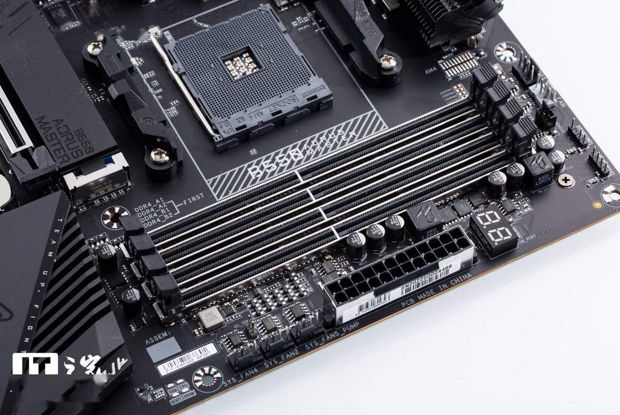 【IT之家评测室】技嘉超级雕 B550 AORUS MASTER 主板评测_接口