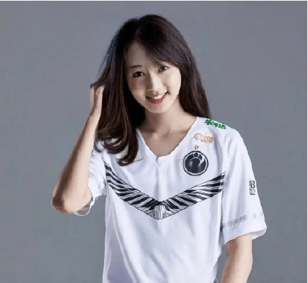 LPL众多职业选手被P女装照，UZI齐刘海，Godv短发，乐言毫无违和感！_颜值