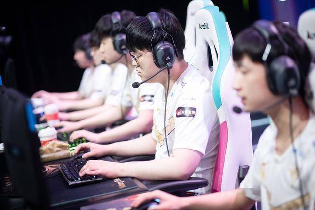 又是一名UZI的小迷弟！Samd：我会努力成为像UZI一样伟大的选手_媒体