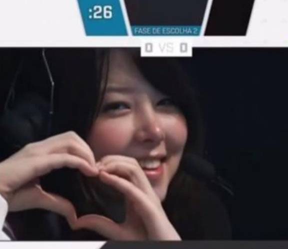 LOL最美女辅助火了，生活照被曝光，LPL男玩家们沸腾了_Mayumi