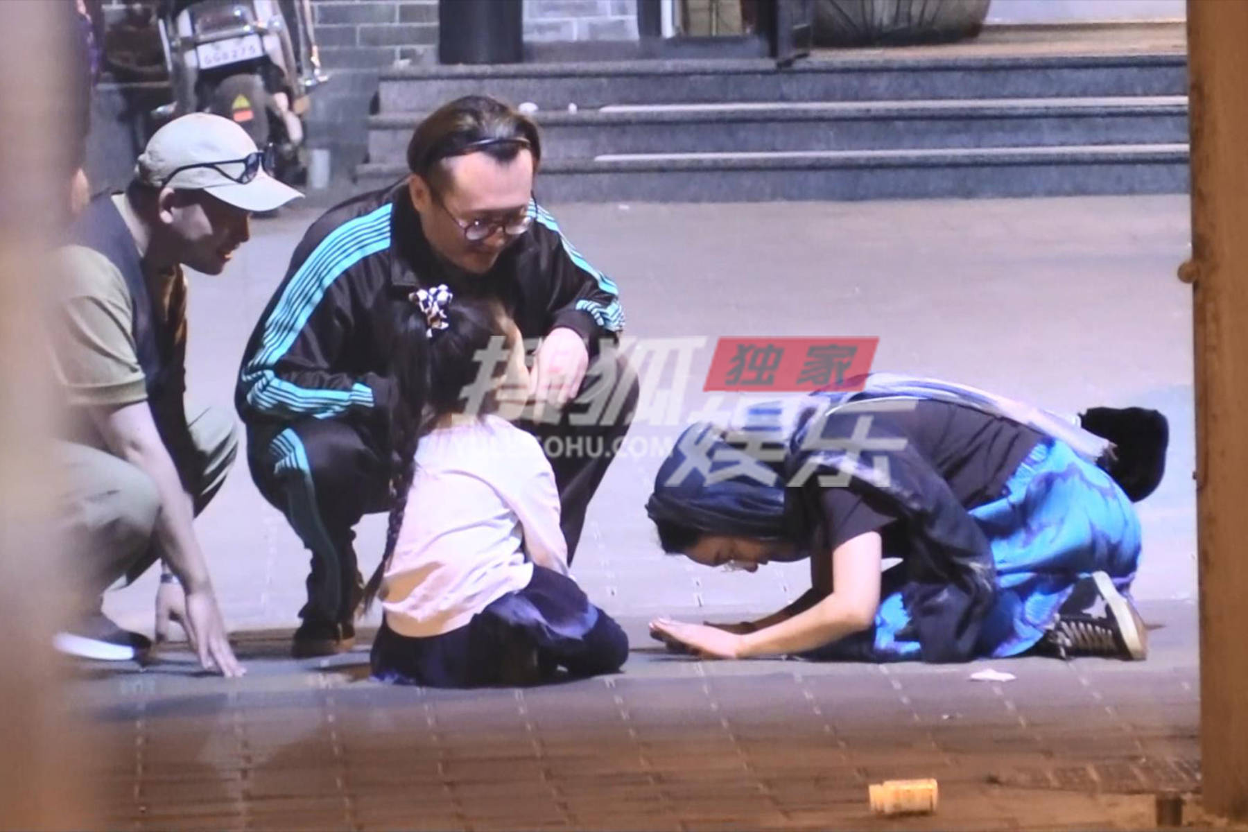 周迅被壮硕男友人搂肩 路边跪地磕头教小女孩朝拜 搜狐大视野 搜狐新闻