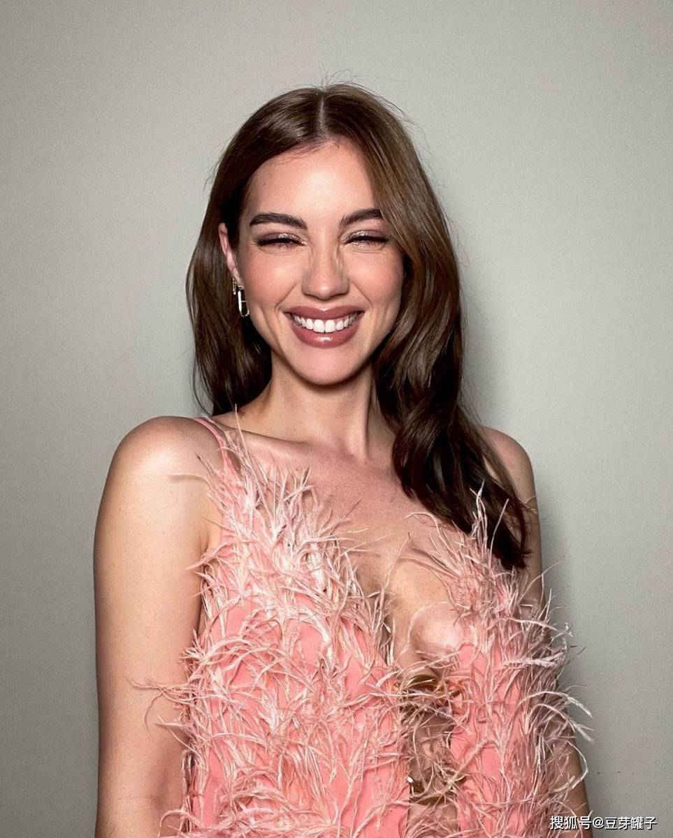 女星Adelaide Kane绝美写真，曲线凹凸，性感迷人-搜狐大视野-搜狐新闻