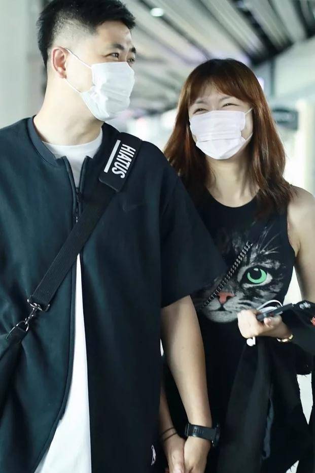 李艾夫妻秀恩爱，177cm身高比老公矮半个头，产后依旧黄蜂腰_丈夫