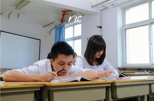 异性同桌总是叫你 这4外号”,多半是 喜欢”你,别解释了!男生