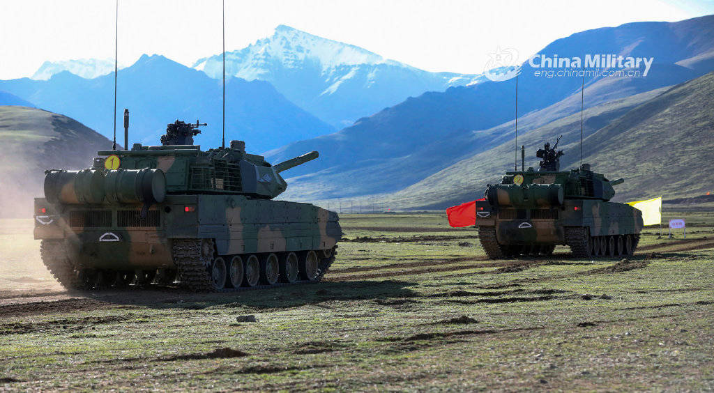 国产15式轻坦在西藏高原进行实弹射击-搜狐大视野-搜狐新闻