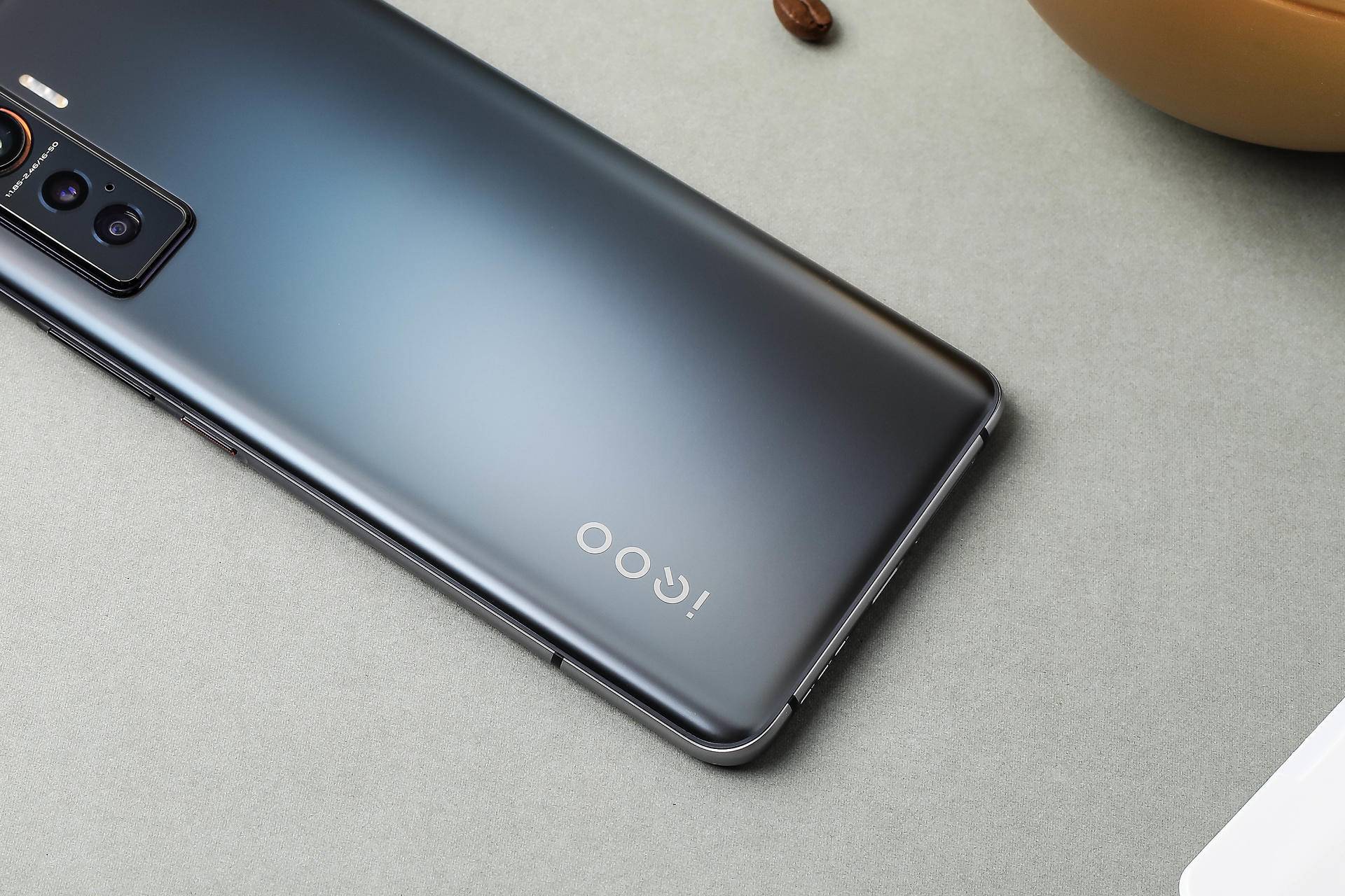 “宝藏手机”iQOO 5开箱：我嗅到了游戏王者的味道_真香