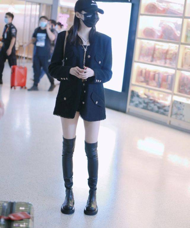 关晓彤不再执着于丝袜，穿软皮靴现身，靴筒一高一低太瘦了？-搜狐大视野-搜狐新闻