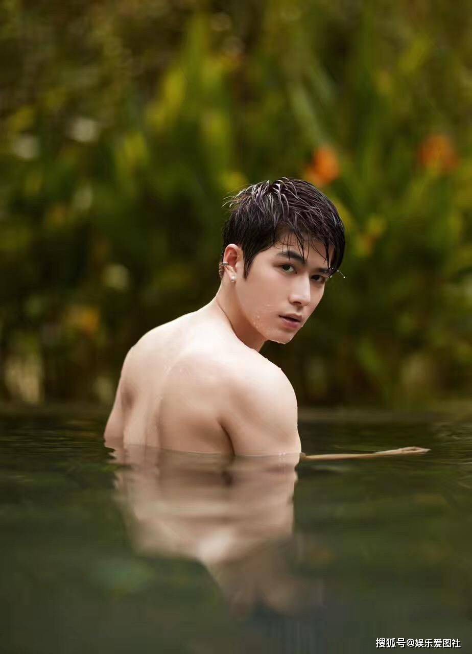 陈学冬水中半裸照撩人，肌肉线条清晰又性感-搜狐大视野-搜狐新闻