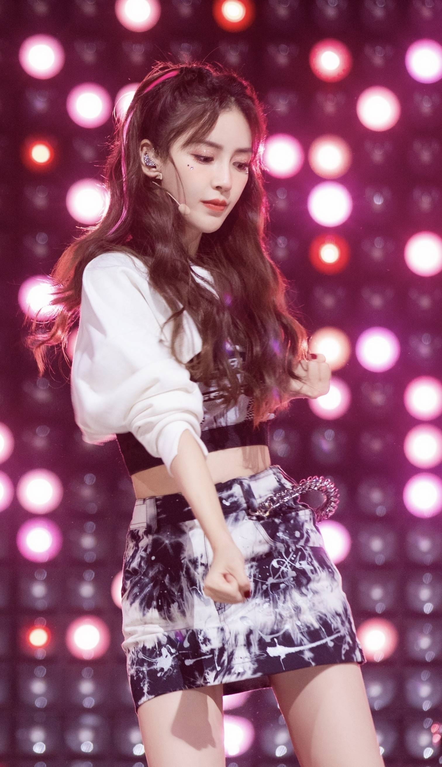 Angelababy跨次元新星首次唱跳舞台，堪比女团门面-搜狐大视野-搜狐新闻