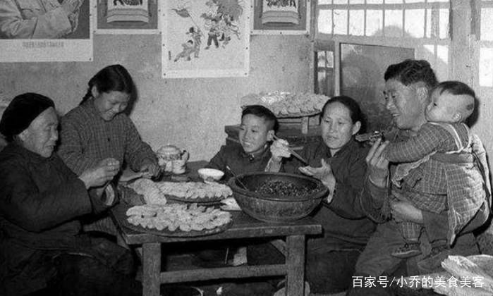 80年代的年夜饭，看老照片，穿新衣吃美味，都是满满的回忆！_大年
