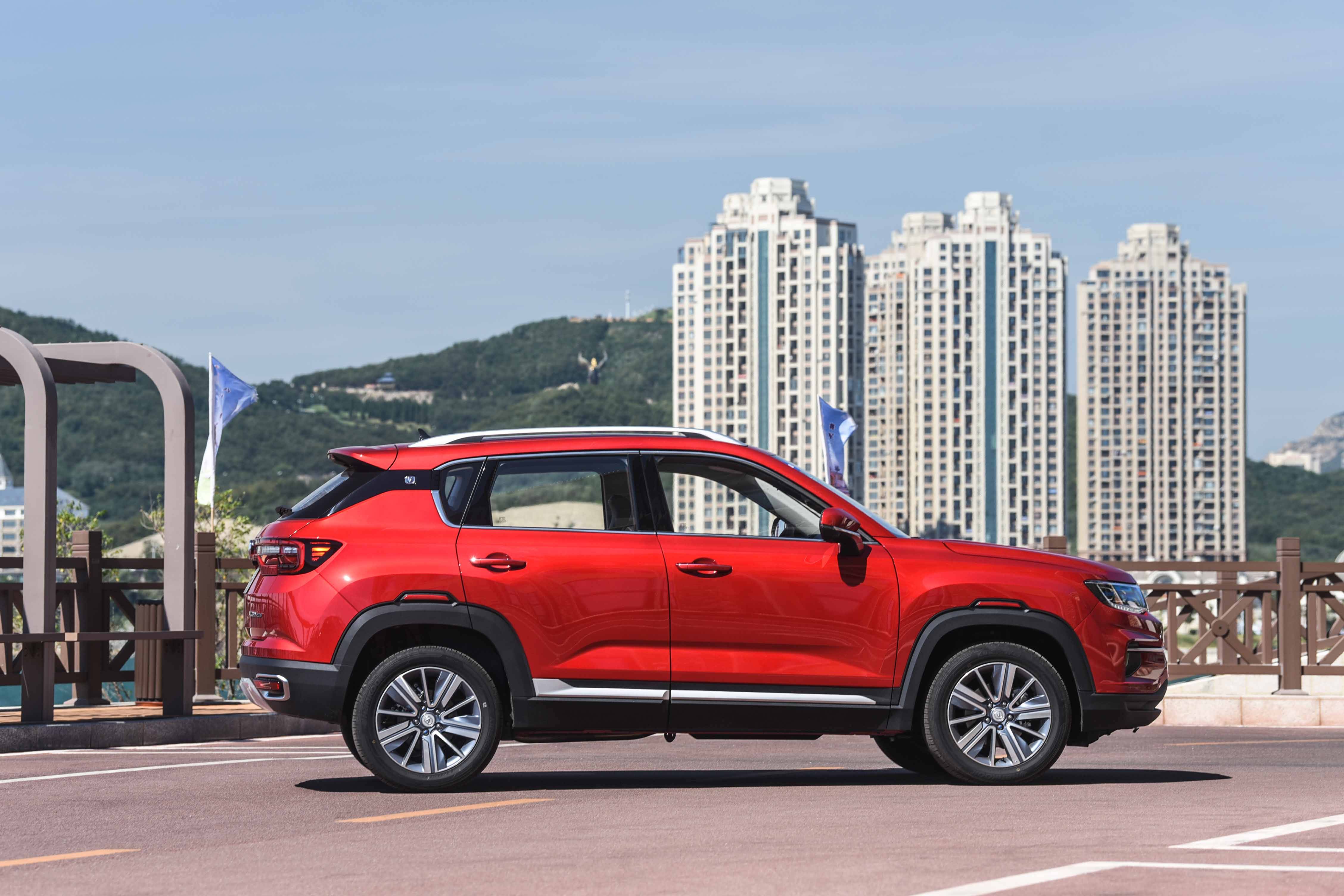 小型SUV怎么选？新宝骏RS-3和长安CS35PLUS随便选_搜狐汽车_搜狐网