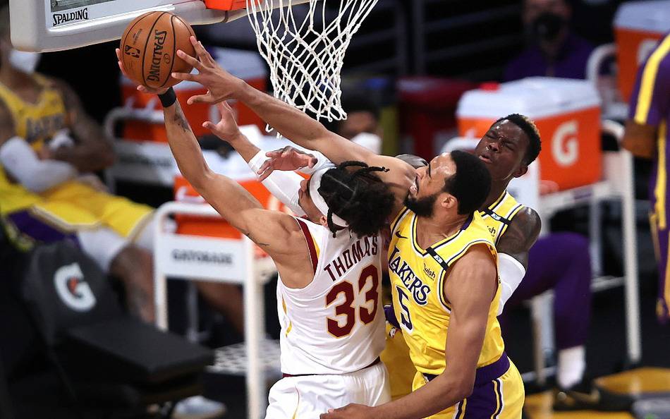 詹姆斯+浓眉缺阵，湖人100-86骑士，结束NBA4连败-搜狐大视野-搜狐新闻