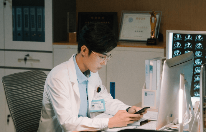 同为“铁饭碗”，教师和医生差距不只一点？工资待遇只是一方面_毕业生