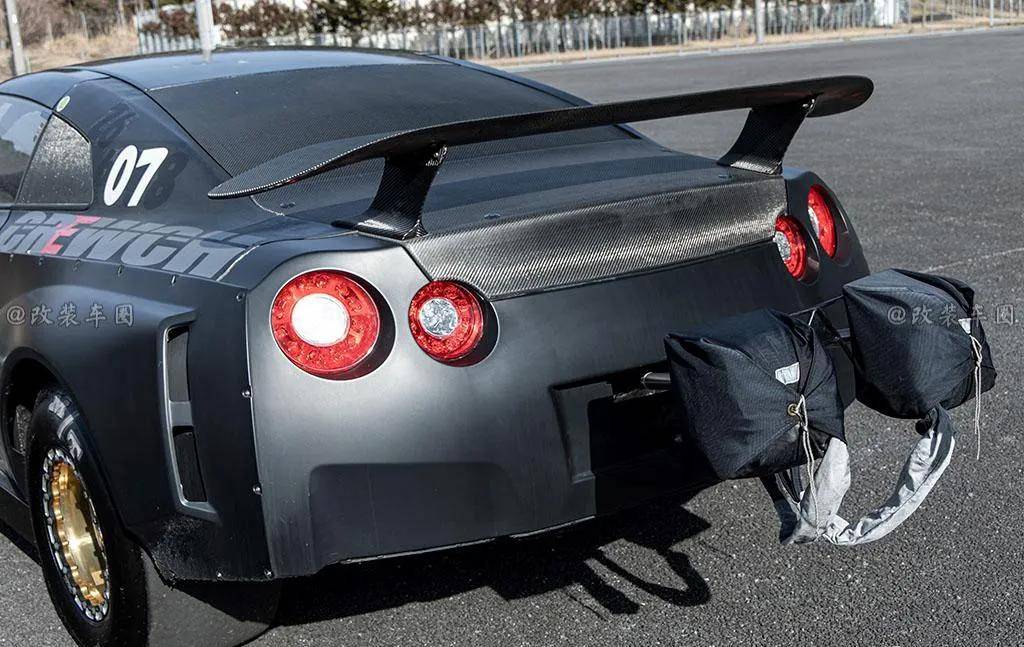 带减速伞拥有两千匹马力的GTR 04直线加速赛7秒内！这才是改装_搜狐汽车_搜狐网