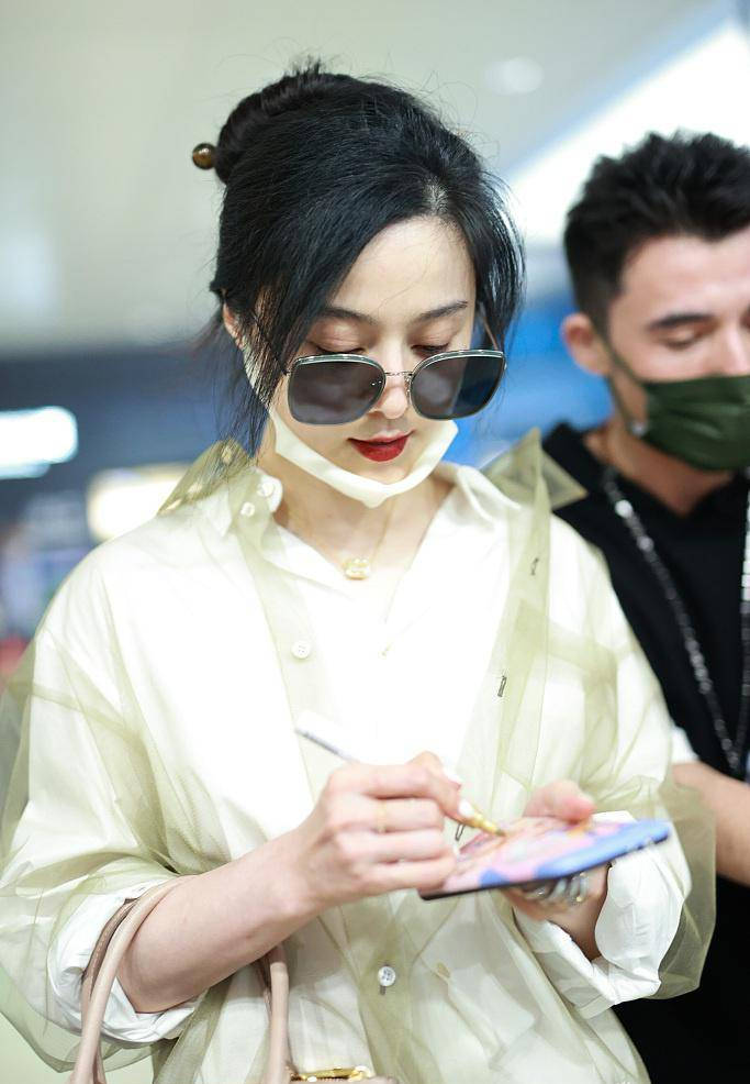 范冰冰纯白Look仙美范 露娇艳红唇扶墨镜气场超强-搜狐大视野-搜狐新闻