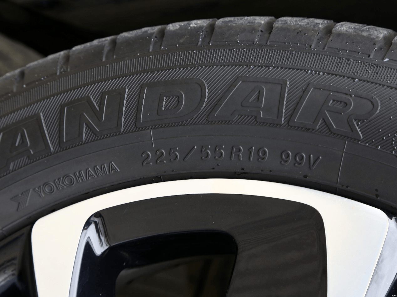 热度不减的凡尔赛C5X，反人类设计果然没落下，205/R19的胎买不到_搜狐汽车_搜狐网