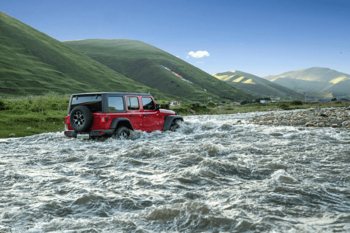 涉水能力哪家强？盘点汽车界的游泳健将_搜狐汽车_搜狐网