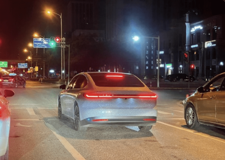 蔚来ET7路试谍照曝光 预计2022年一季度上市/起售价44.8万元_搜狐汽车_搜狐网