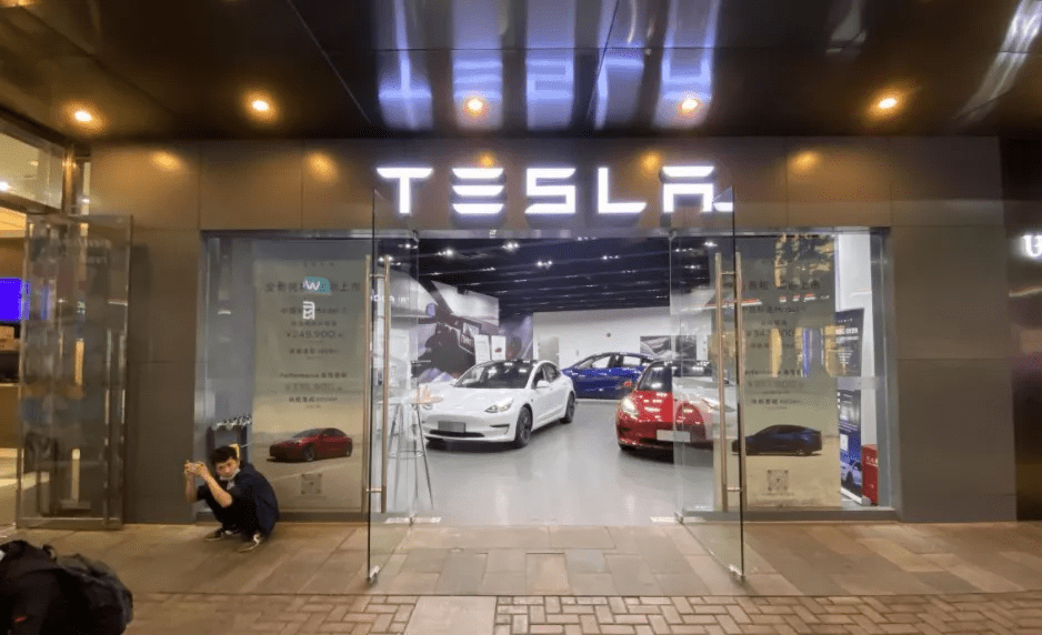 忽悠完“蔚小理”玩直营之后，特斯拉悄悄开始搞4S店？_搜狐汽车_搜狐网