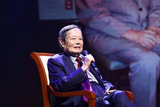 杨振宁在物理学上的成就能排到历史第几位？_牛顿