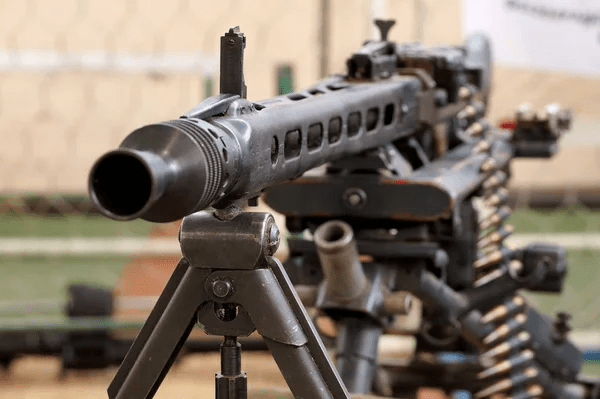 射速每分钟1200发的MG42放到现在仍不落后？这个说法是真的么？_机枪_步兵班_枪管