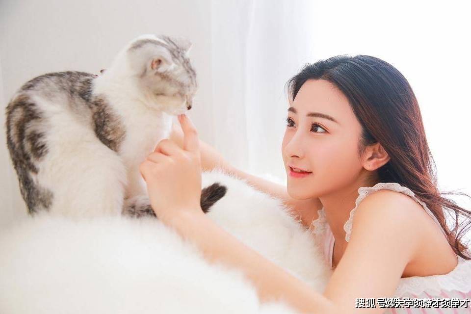 内涵段子：昨天我和美女同事一起出差，白天跑一天业务忙坏了！老公妻子媳妇