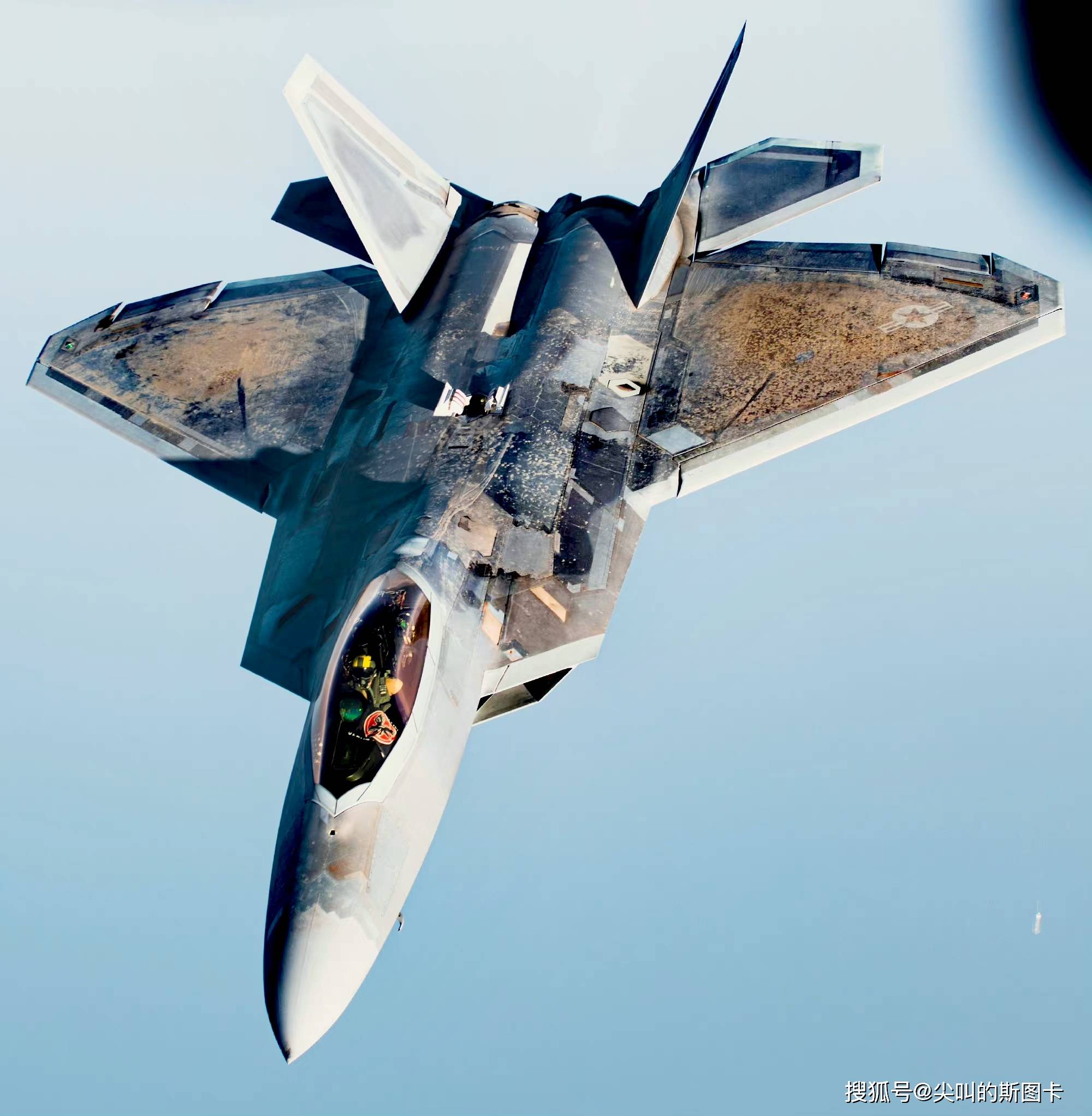 F22干啥去了？浑身“泥巴点”，比半年没洗的越野车还脏_隐身_涂层_沙尘