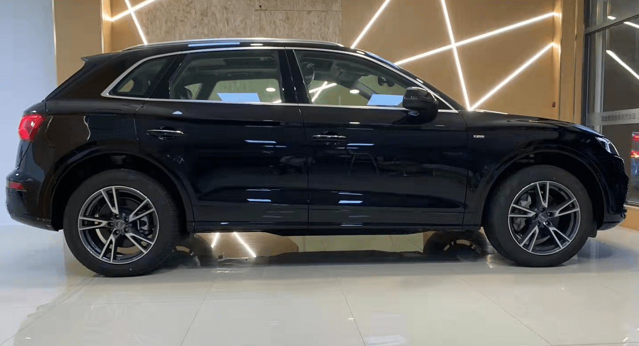 实拍全新奥迪Q5L：1.9吨重量，外观“黑武士”，大优惠值得买吗？_搜狐汽车_搜狐网