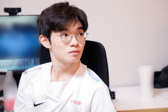 复出已经结束了？Uzi已经19天没有打Rank了，PDD给出评价_Doggo_选手_比赛