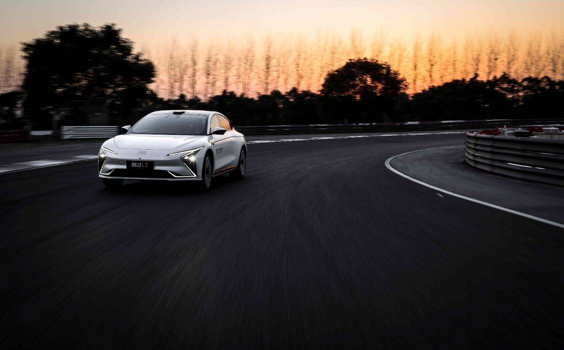 售36.88-40.88万元，中大型纯电轿车，智己L7两款车型上市_搜狐汽车_搜狐网