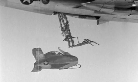 美国XF-85战斗机：别以为你又小又萌，我就不打你了_轰炸机_试验_进行