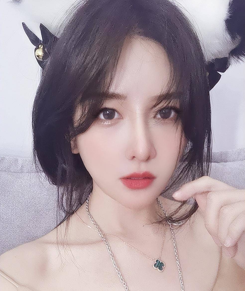 “你让我紧张了”，旭旭宝宝看到林七七反应真实，肉丝长腿抢眼_Lin_Qiqi_林吉克