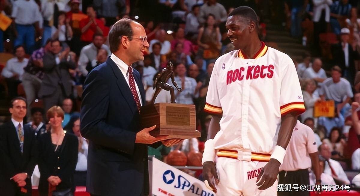 一个赛季包揽MVP、FMVP、DPOY！总决赛打爆尤因，94年大梦诠释何为顶级中锋_奥拉朱旺_迈克尔·乔丹_最佳球员