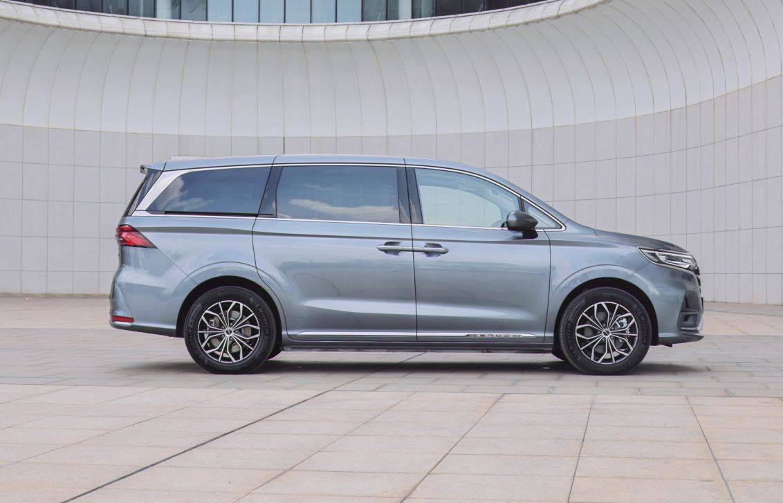 外观内饰倍有面儿，纯电动力荣威iMAX8 EV预售价27.98万起_搜狐汽车_搜狐网