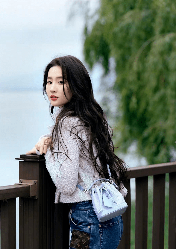 刘亦菲不愧是LV长公主！新推广穿牛仔裤秀大长腿，比欧阳娜娜还嫩 -6park.com