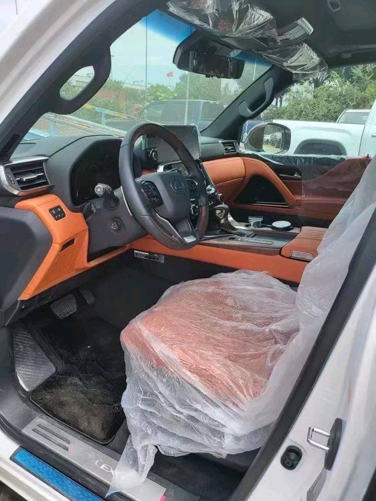 首批雷克萨斯LX600进港，国六排放，自带拖车钩，3.5T+10AT_搜狐汽车_搜狐网