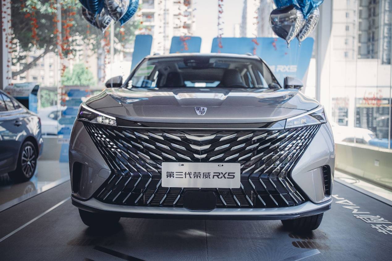 探店实拍第三代荣威RX5，全新设计 搭载27寸可滑动大屏_搜狐汽车_搜狐网