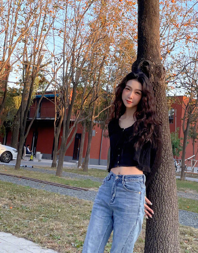 薛凯琪晒柿子树秋日随拍 牛仔裤搭露脐装又美又辣-搜狐大视野-搜狐新闻