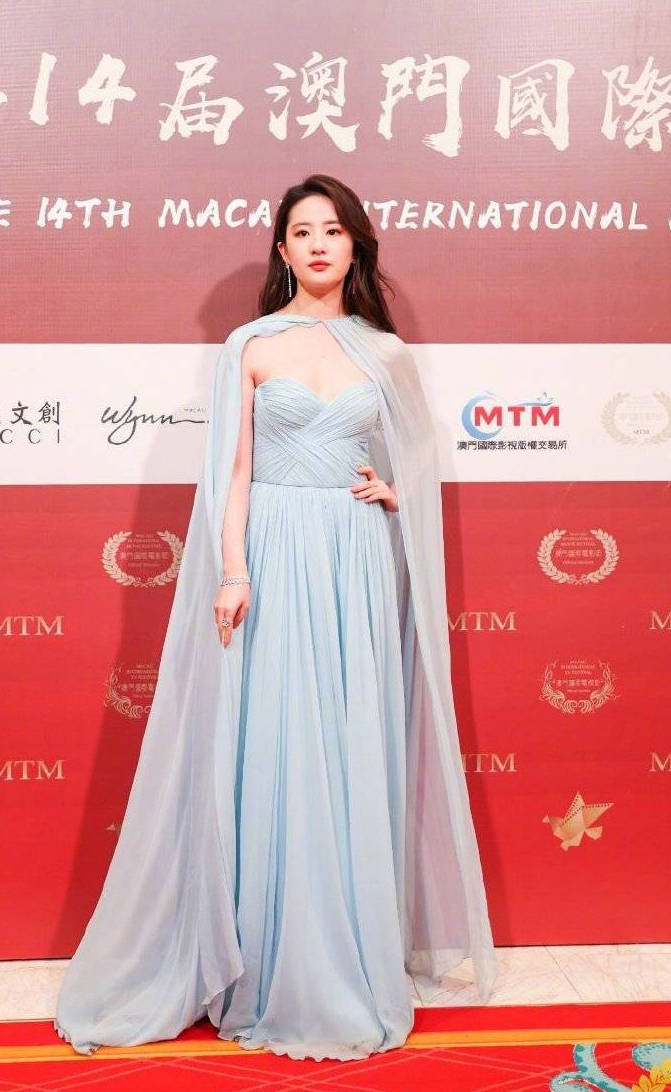 刘亦菲出席澳门国际电影节 穿蓝色抹胸裙仙气十足-搜狐大视野-搜狐新闻