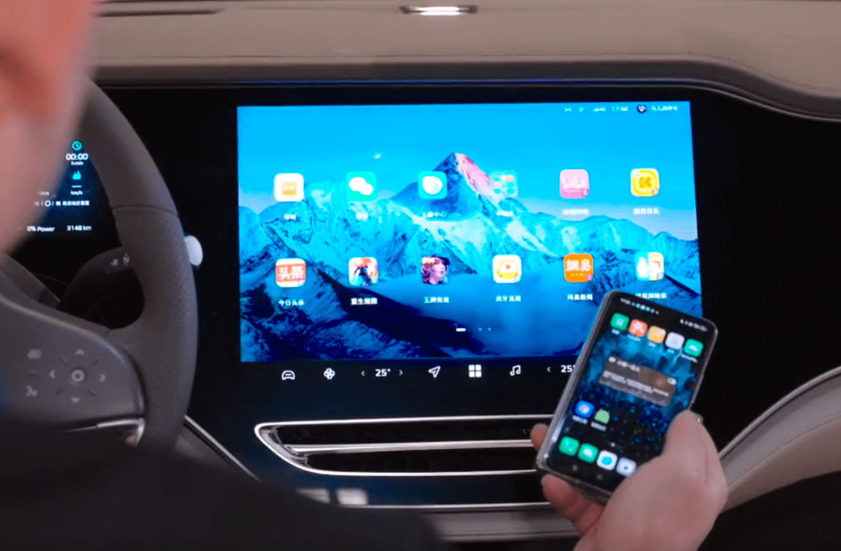 李响现场体验OPPO CarLink，对比传统车机，联动更流畅智能_搜狐汽车_搜狐网
