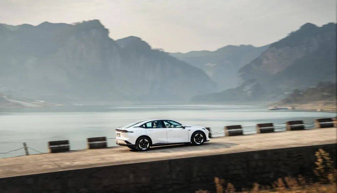 挑战1200公里续航，长安深蓝SL03露了一手_搜狐汽车_搜狐网