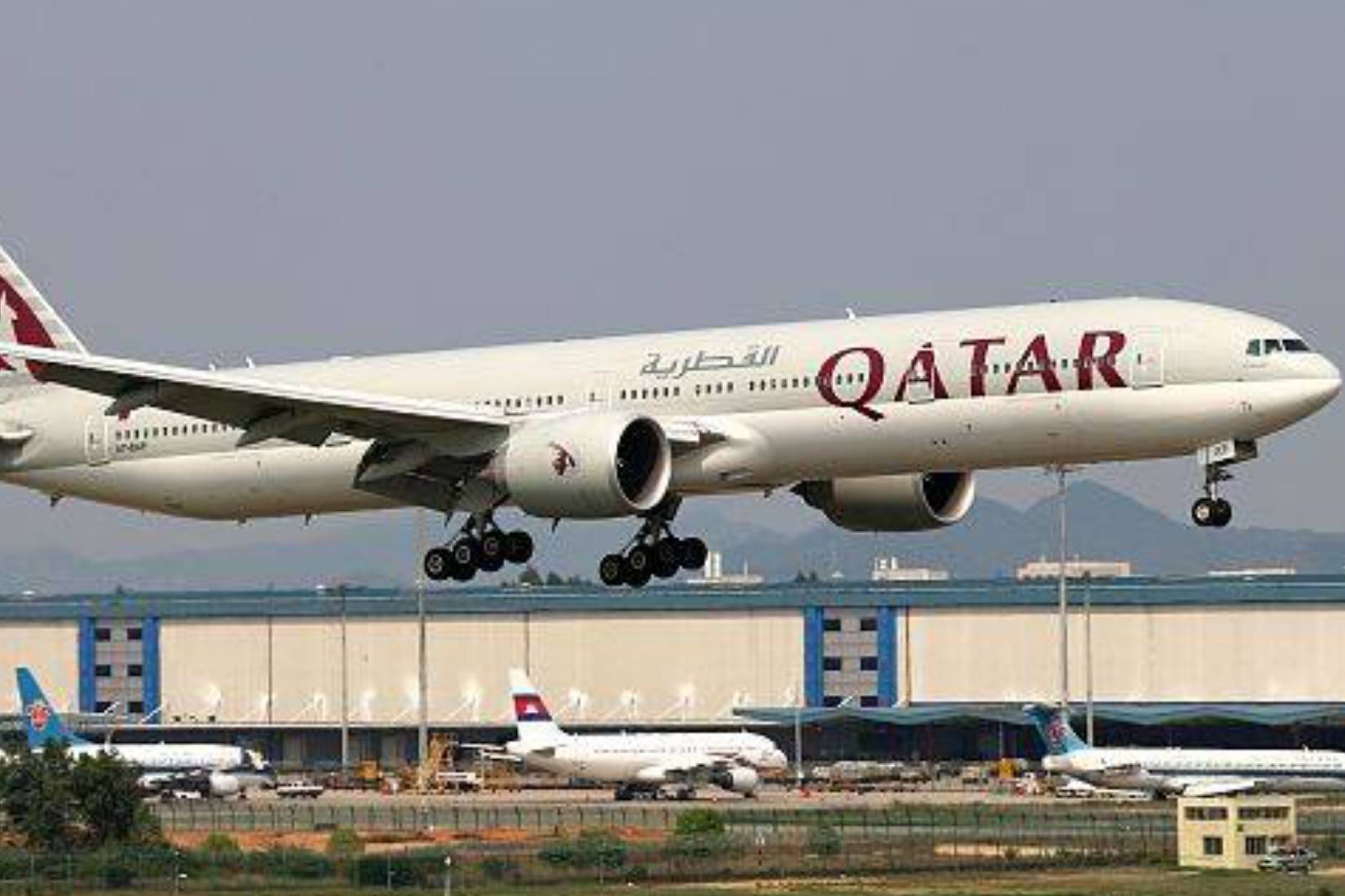 卡塔尔航空航班起飞后紧急折返 数百名乘客在飞机盘旋中度过新年前夜_机翼_大部分_燃油