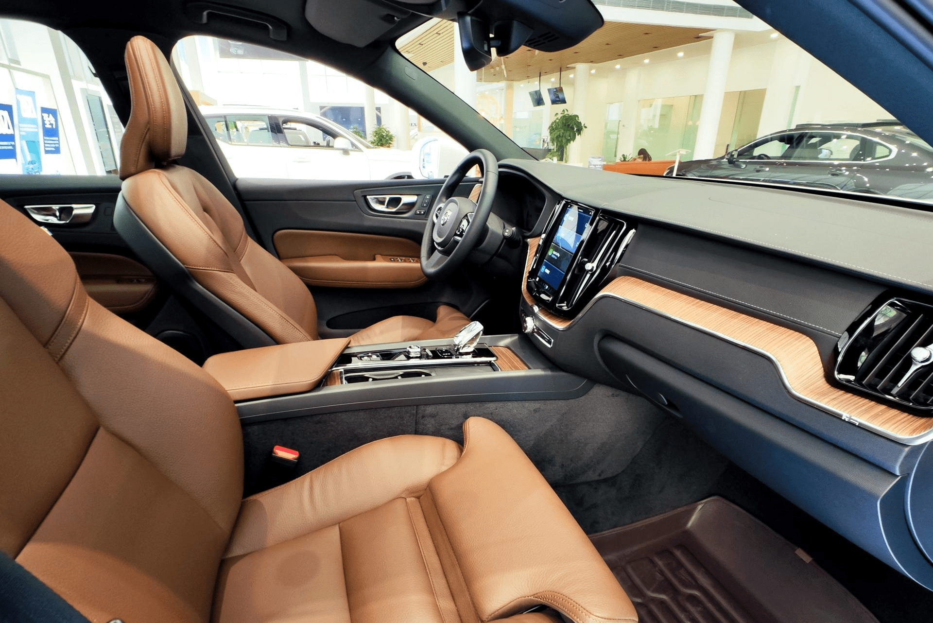 纯电动续航64km 实拍沃尔沃XC60插混版 5秒破百_搜狐汽车_搜狐网