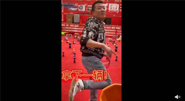 男子花两千元套圈套中两台宏光汽车,回应:只要一辆,做人留一线 搜狐汽车 搜狐网