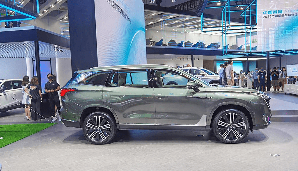 上汽荣威RX9有望明年2月上市，定位中大型SUV，配47英寸贯通屏_搜狐汽车_搜狐网