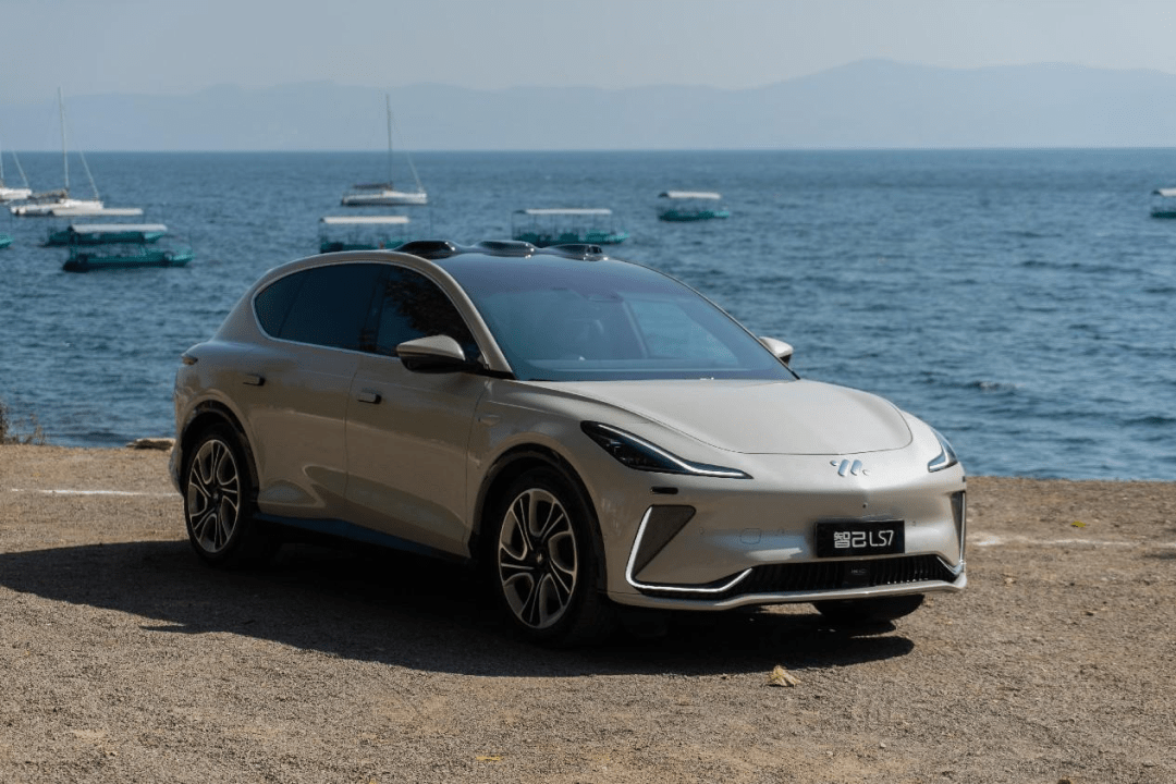 后排舒适性媲美MPV？3米轴距+零重力座椅！智己LS7仅30.98万起售_搜狐汽车_搜狐网
