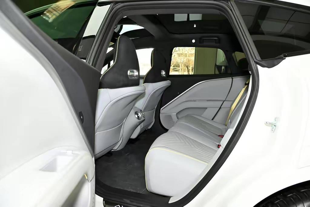 电动中大型SUV，3.98秒破百，实拍阿维塔11，实际表现如何？_搜狐汽车_搜狐网