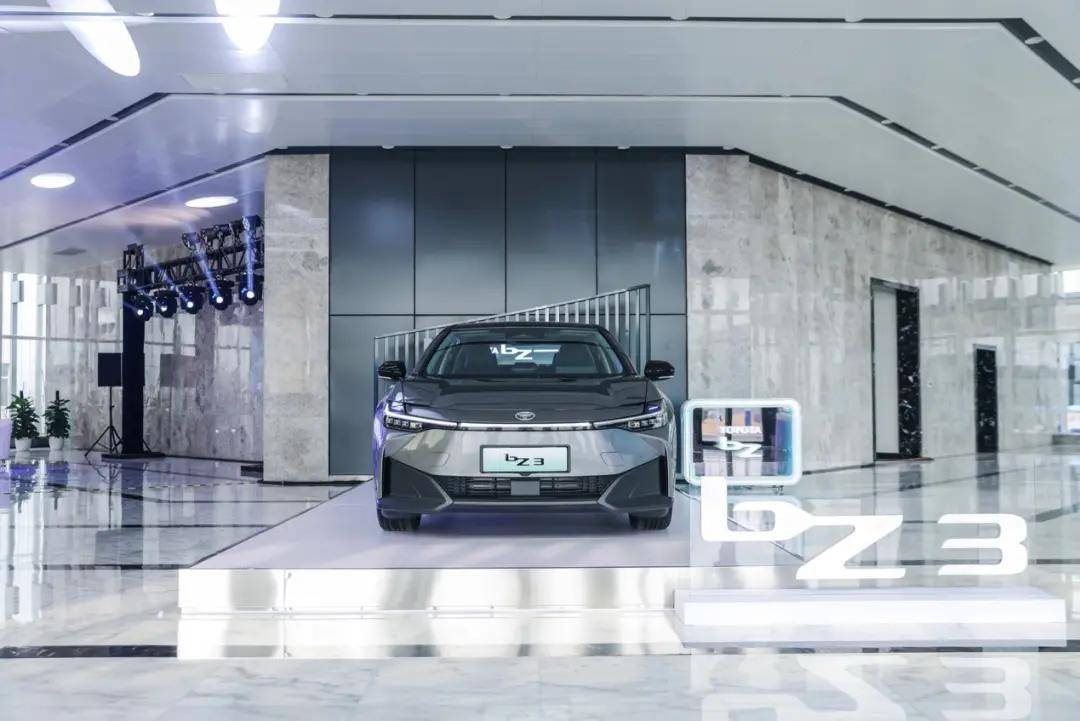 16.98万起售，附加2万权益：一汽丰田bZ3开启合资纯电轿车油电同价时代_搜狐汽车_搜狐网